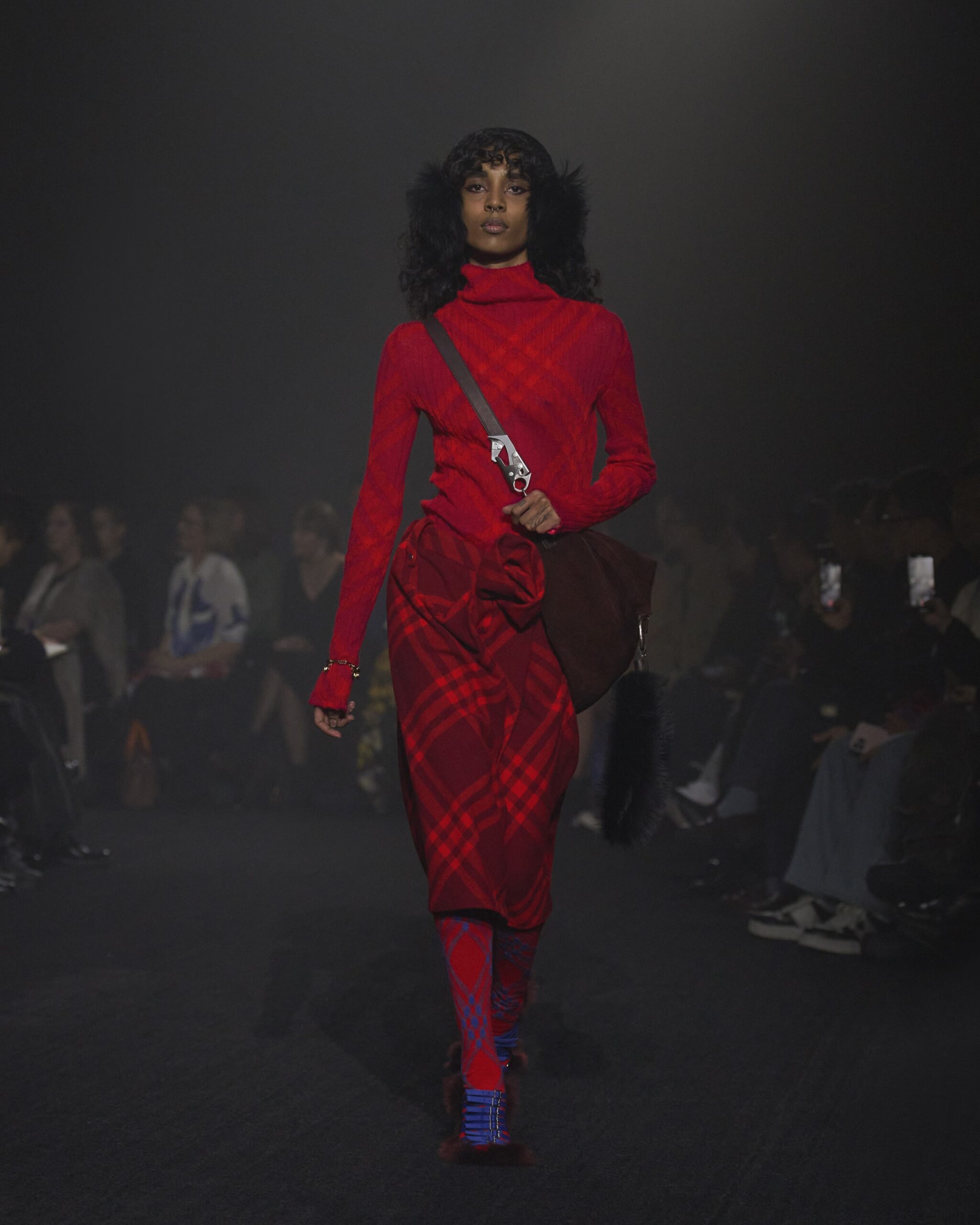 DANIEL LEE BURBERRY İÇİN TASARLADIĞI İLK KOLEKSİYONUNU TANITTI - Aysha ...